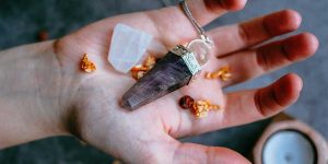 Amuleto contra inveja: 7 opções para você se blindar 🚫