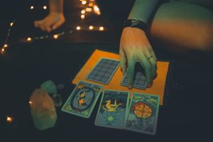 Cinco de Ouros no Tarot – Dificuldades e perdas materiais