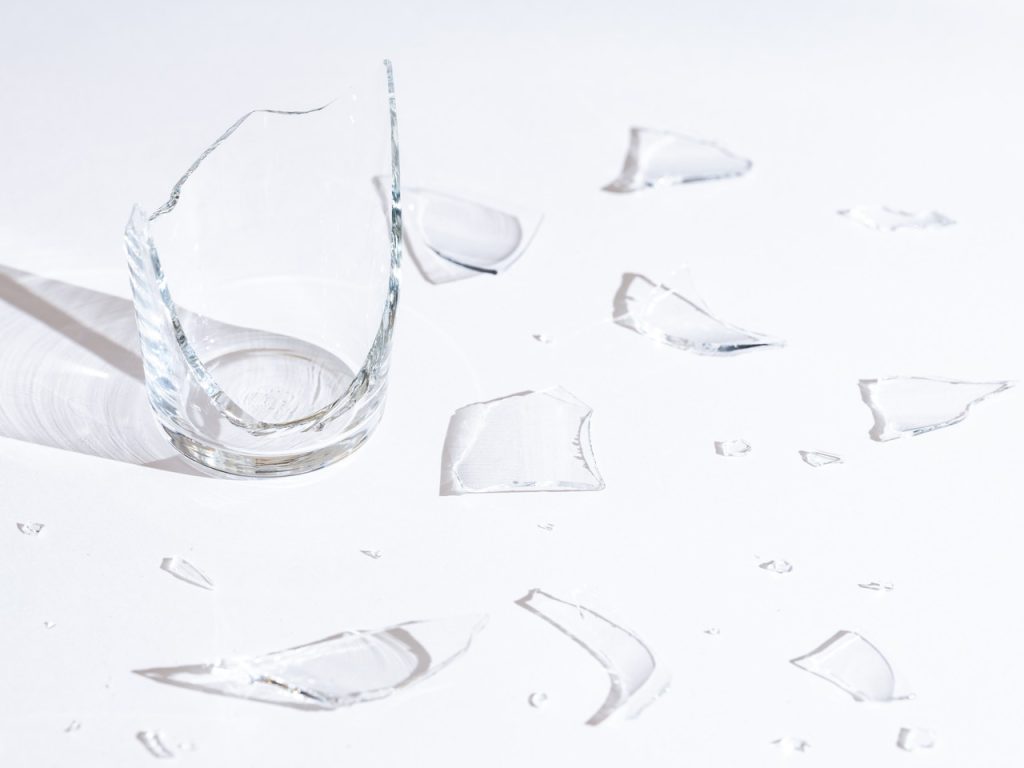 Sonhar com Vidro Quebrado e Ruim? Entenda os Significados